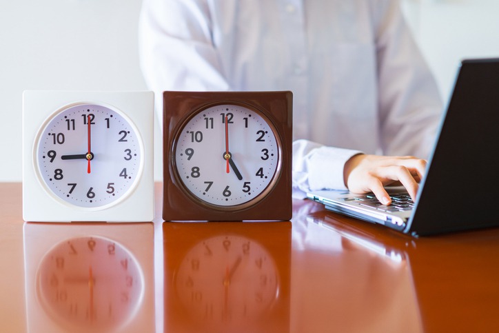 How Do I Handle Time Zone Differences When Working Remotely - Trudeau Meter